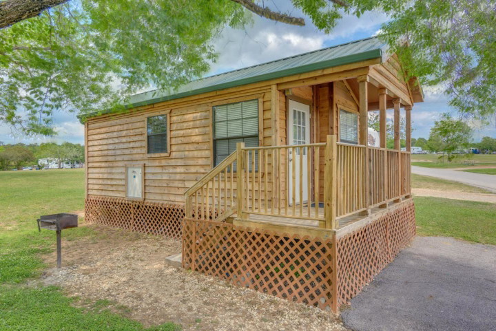 Lake Conroe One-bedroom Cabin 3 - Conroe, TX