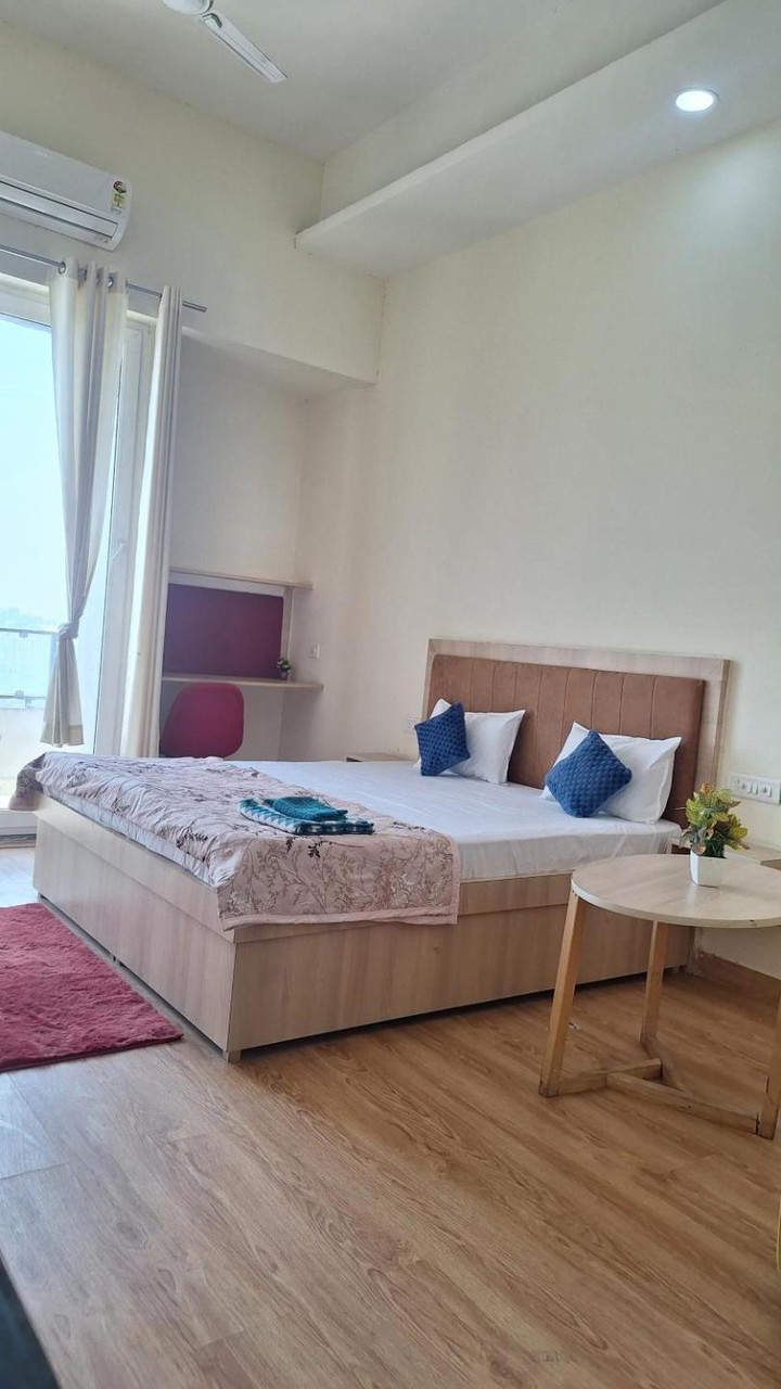 Budget Friendly Escape With Skyline- Gaur City - Ghaziabad