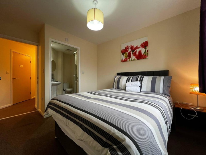 Crownford Guesthouse - Close To Hanley Centre And University - Stoke-on-Trent