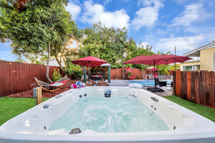 Heated Pool Spa Bbq 10 Ppl Near Beach & Downtown - West Palm Beach, FL