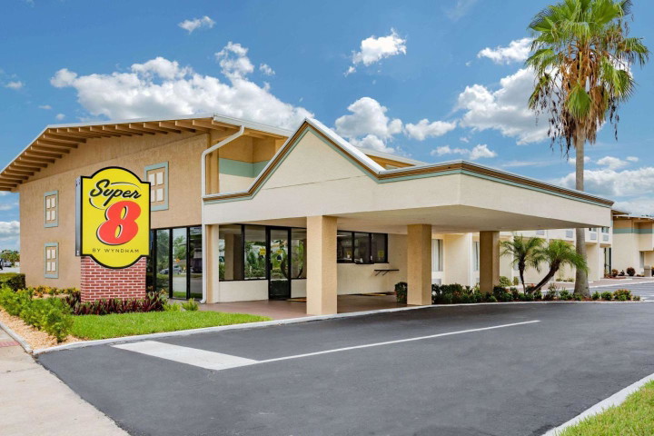 Super 8 By Wyndham Melbourne - Palm Bay, FL