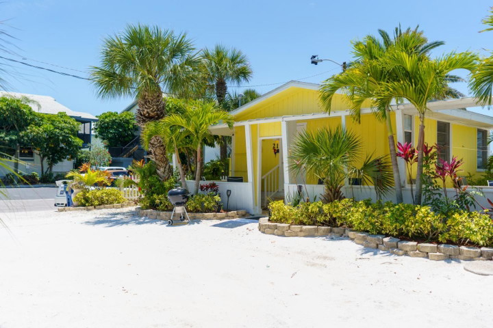 A Tropical Breeze Beach Club - Anna Maria Island - Anna Maria, FL