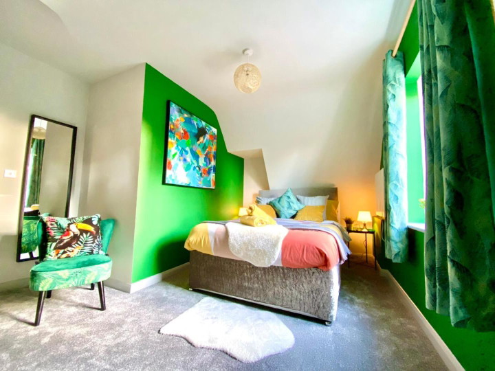 Beautiful Stylish 2 Bedroom Apartment! - 5 Minute Walk To The Best Beach! - Great Location - Parking - Fast Wifi - Smart Tv - Newly Decorated - Sleeps Up To 6! Close To Bournemouth & Poole Town Centre & Sandbanks - Bournemouth
