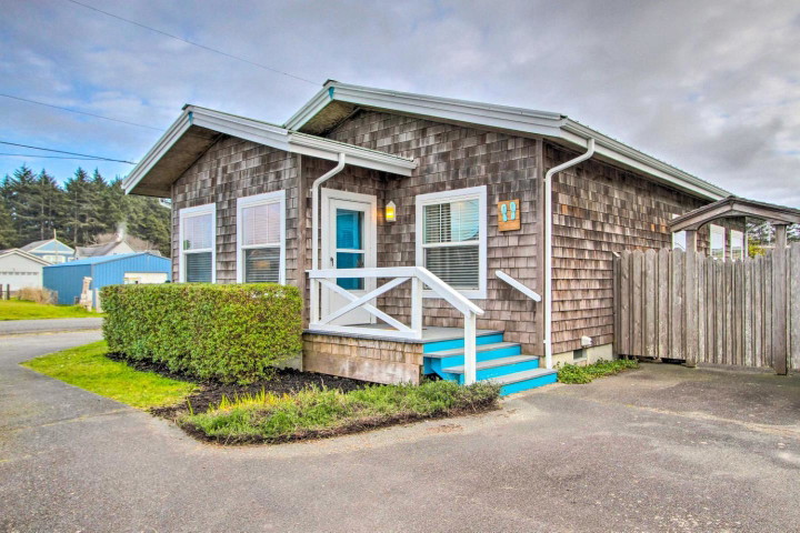 Steps To Beach! Airy Coastal Escape W/ Deck - Pacific Beach, WA
