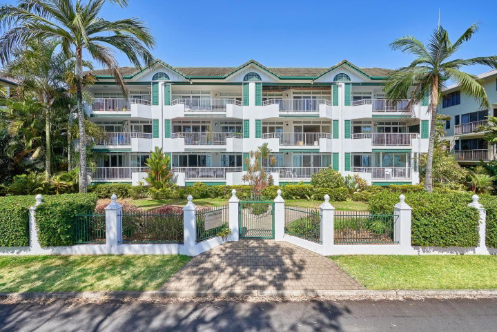 Costa Royale Beachfront Apartment - Trinity Beach