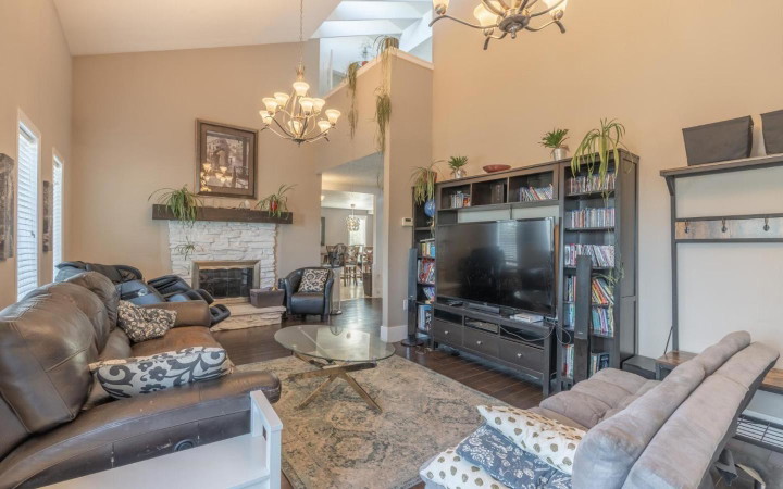 Nhp Yk B&b - Large Deck- Hot Tub - Massage Chair And Seasonal Swimming Pool- Free Parking - Pet Friendly - Yellowknife