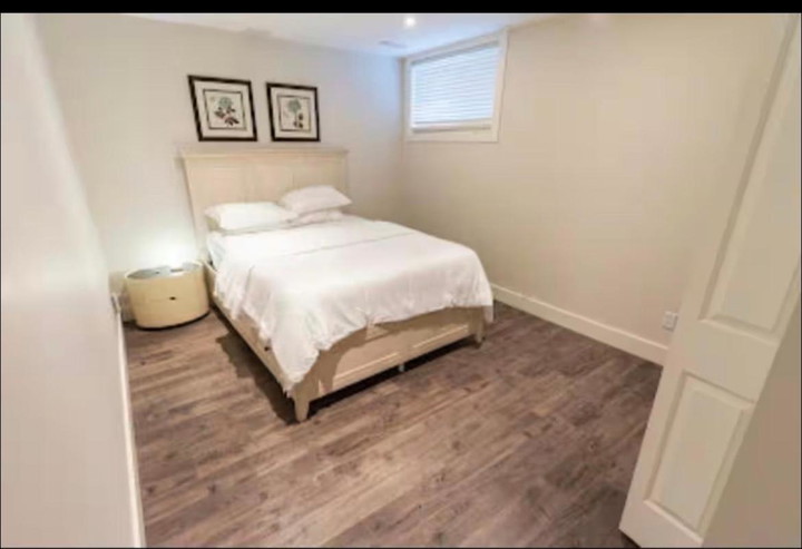 Modern Cozy Executive Suite With Private Entrance - London