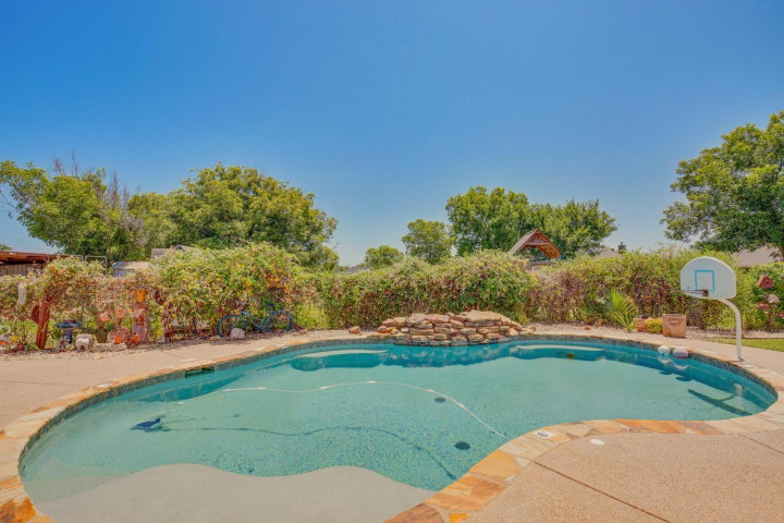 Sunny Stephenville Home W/ Pool: 4 Mi To Downtown - Stephenville, TX