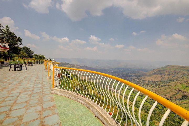 Raval Resort - Wai