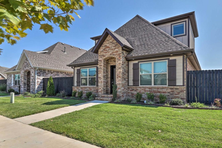 Fayetteville House: Pool Access & Gas Grill! - Fayetteville, AR
