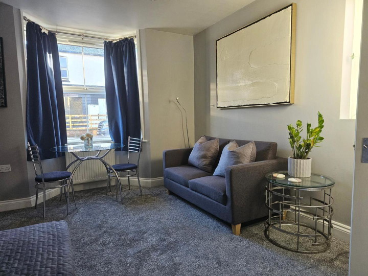 Stayzen Apartments - Free Parking & Private Garden Ground Floor Central Woking - Business & Leisure - Shere