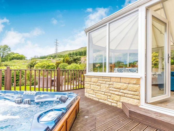 3 Bedroom Luxury Home, Hot Tub, Stunning Views Of Killin, Sitting On The River Dochart - Killin