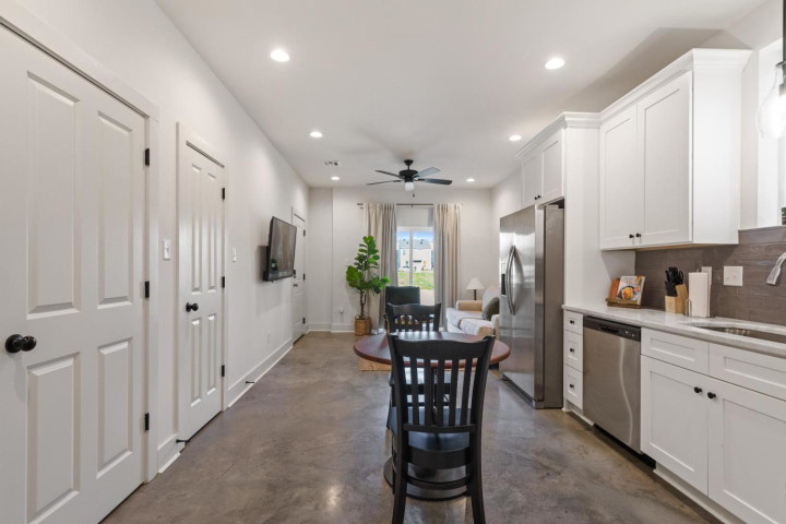 Bourbon House King Bed Luxury Amenities Fast Wifi - Lafayette, LA