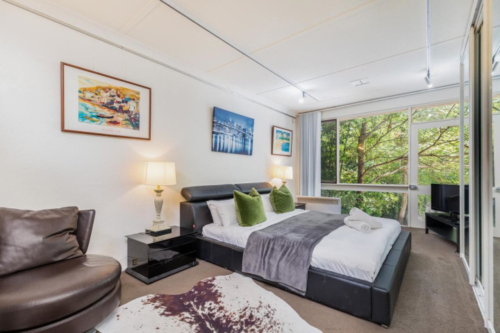 Sunlit Upstairs Suite With Hot Tub & Garden Surrounds - Canberra