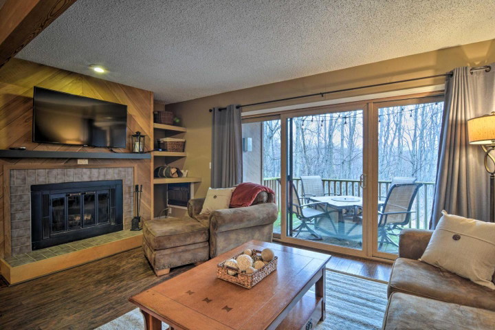 Cozy Bellaire Condo W/ Balcony - 3 Mi To Skiing! - Torch Lake, MI