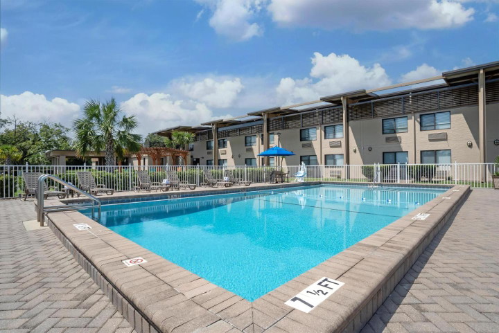 Best Western Crossroads Inn - DeFuniak Springs, FL