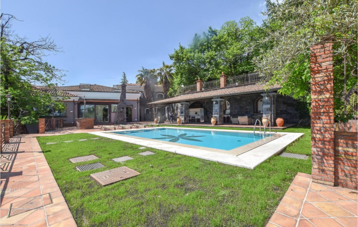 Stunning Home In Zafferana Etnea - Nicolosi