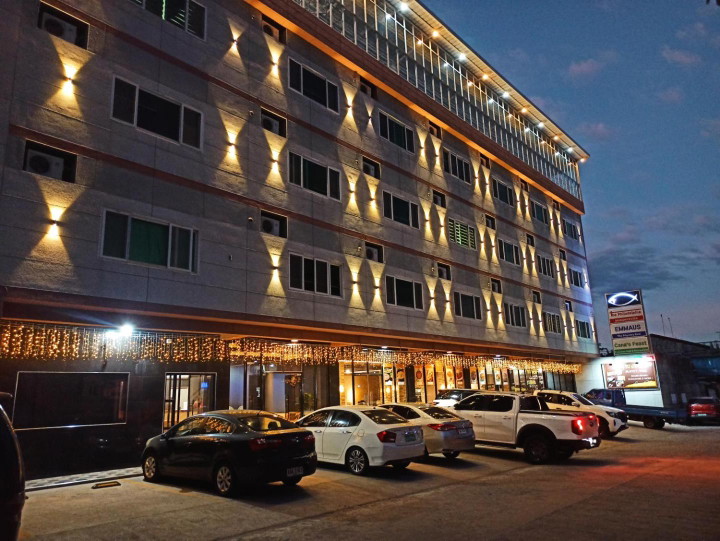 Emmaus Condotel - Mabalacat
