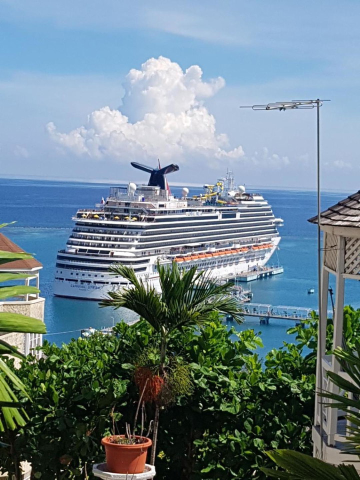 Elegant Condo Awesome View - Jamaica