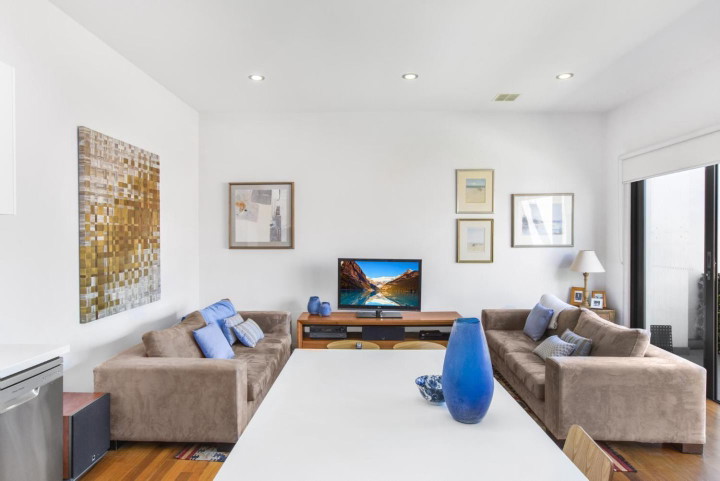 2-bed Apartment With Parking & Balcony Near Trains - Williamstown