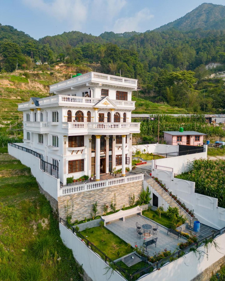 The White House Villa, 8 Bedroom, Swimming Pool & Home Theater - Nepal