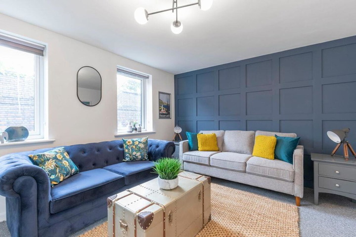 Modern 4 Bedroom 4 Bathroom Home In Cheltenham - Cheltenham
