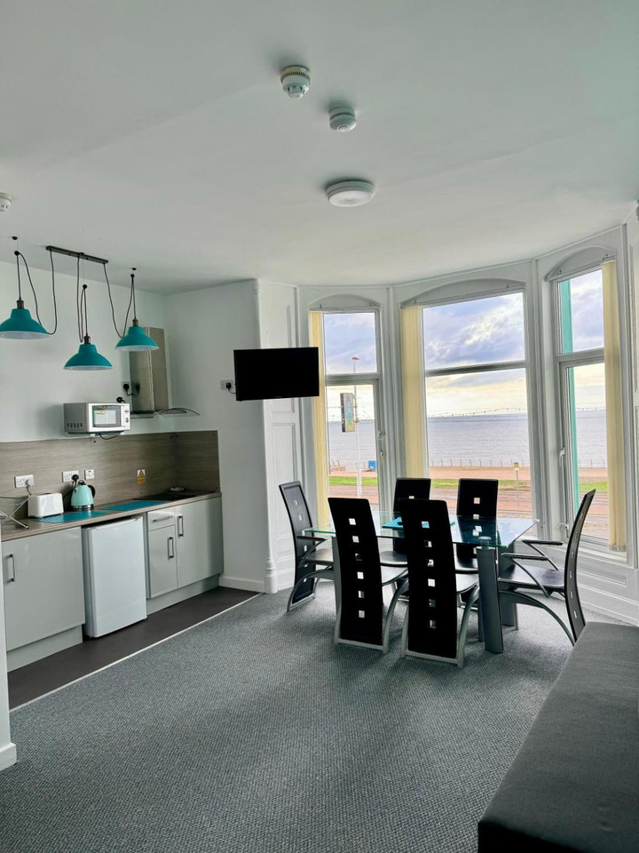 The Charlton - Sea Front Apartments & Studio Rooms - Blackpool