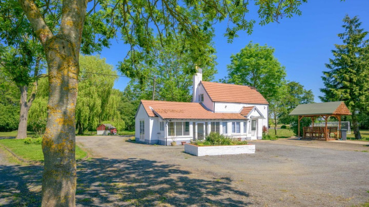 Spa Cottage With Mineral Water - Bourne