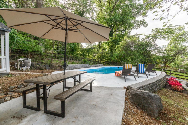 Hilltop Retreat - Large Pool - Maryland