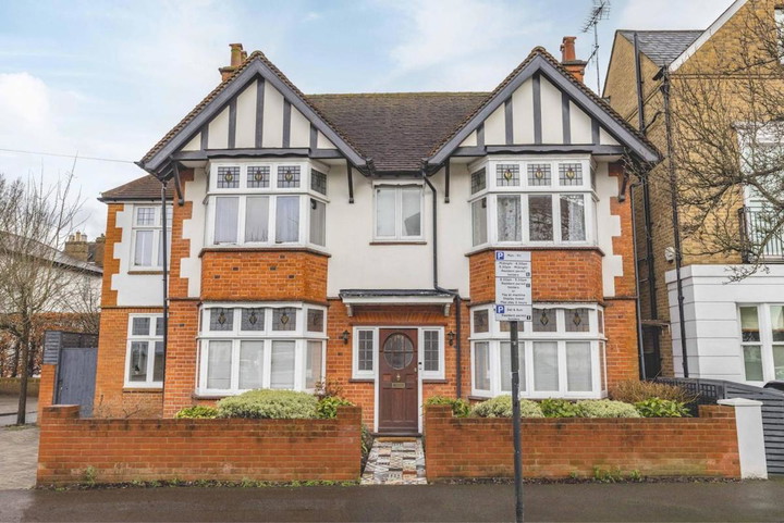 Spacious 5br Home, Parking, Walk To Windsor - By Tempstay - Bracknell
