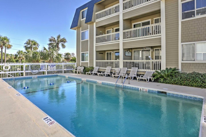 Walk To Beach! Isle Of Palms Condo W/ Pool Access - Isle of Palms, SC