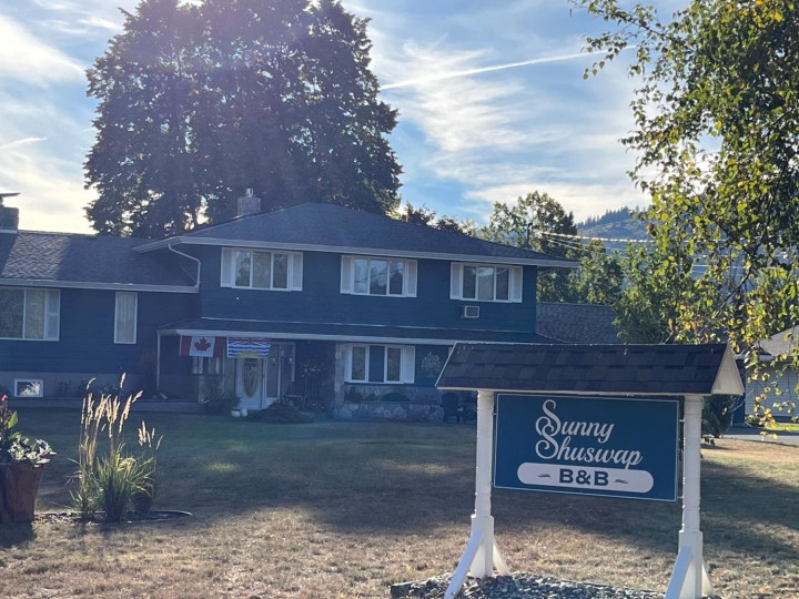 Sunny Shuswap B&b - British Columbia