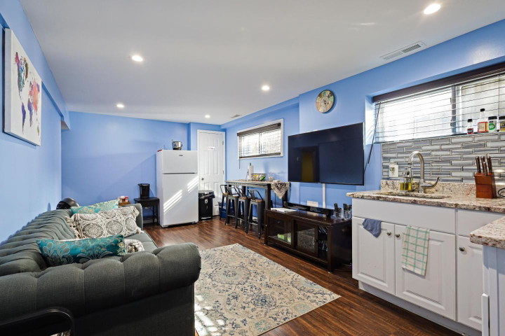 Beautiful 2 Bedroom 1 Bath Unit - Washington
