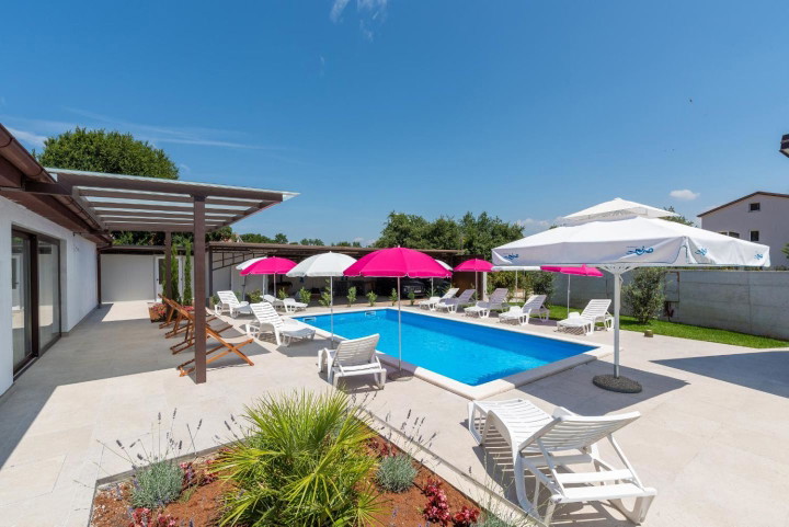 Nino With Shared Pool - Novigrad