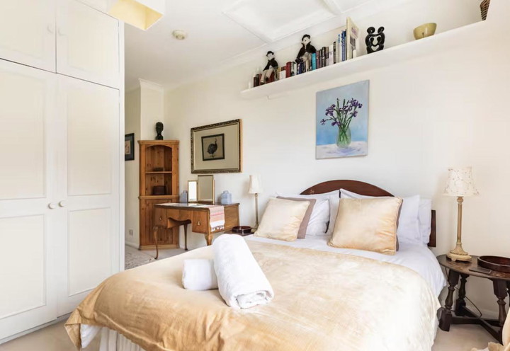 Double Bedroom In Homely, 5 Bedroom Family House By The River In Fulham - Edgware