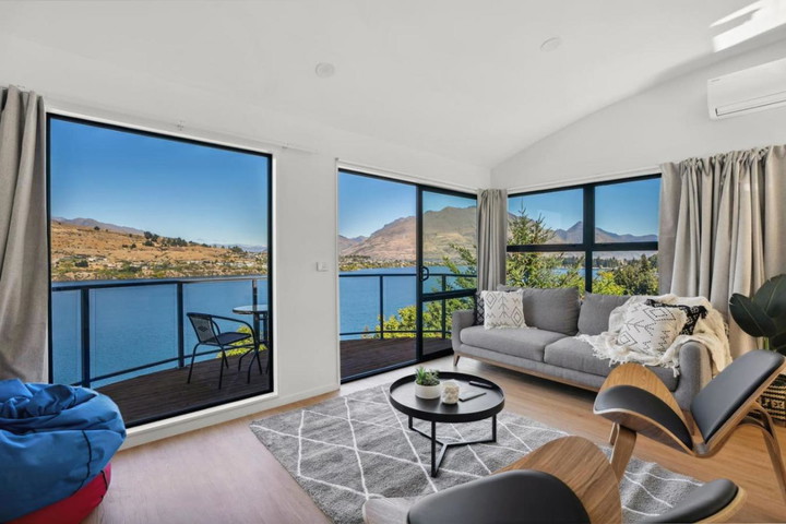 Lakeview Retreat | Remarkables Views & Minutes To Town Centre - Queenstown