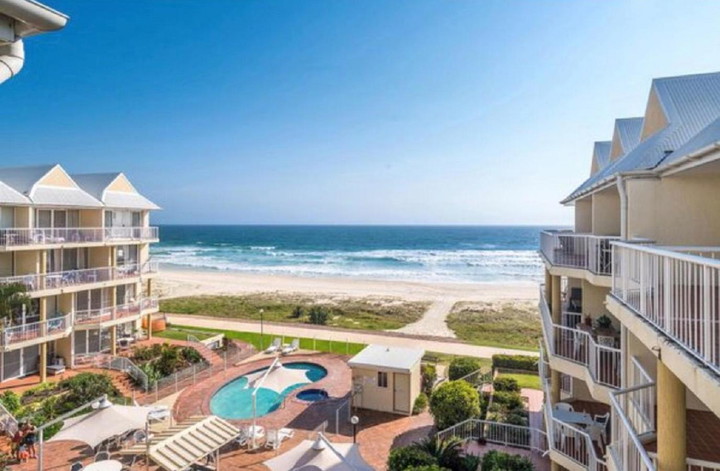 Crystal Beachfront Apartments - Coolangatta