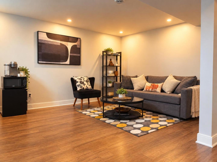 Cozy 2br Suite - 3 Beds - Sleeps 5 - Free Parking - Near Montreal - Beloeil