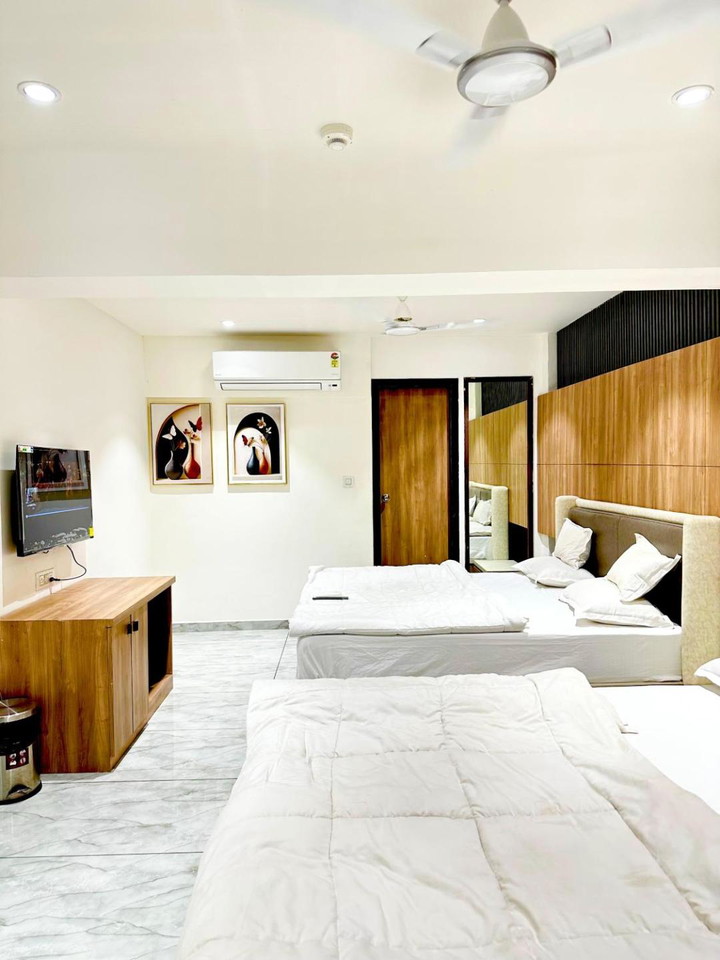 Hotel Crown Palace - Surat