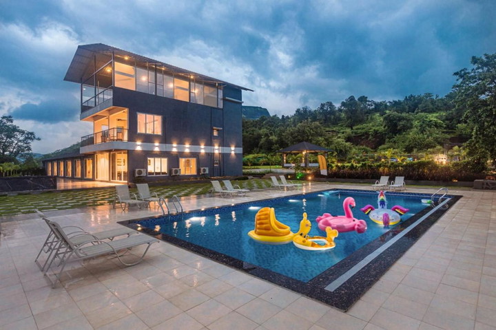 Saffronstays Sundowner - 8br Morbe-view Villa, Grand Pool, Outdoor Bar, Gazebo, Tt & Pool Table, Rain Dance, Award-winning - Karjat