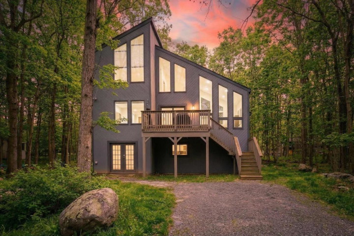 Pocono Escape Fire Pit Game Room Lake Access - Tannersville, PA