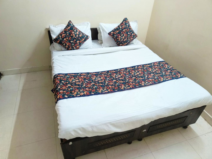 Luxurious Room By Amisha Prime - Near Jal Mahal & Hawamahal - Jaipur
