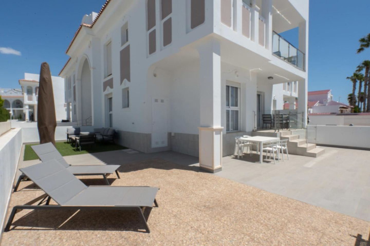Helgafell Superior Courtyard Suite - Almoradí