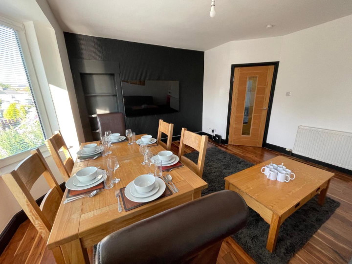 3 Bedroom Apartment - Glasgow Warriston St - Sleeps 5 - Contractors, Business & Relocations - Free Parking - Glasgow
