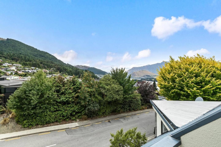 Sarahs Scenic Stay Mountain Lake Views - Queenstown, New Zealand