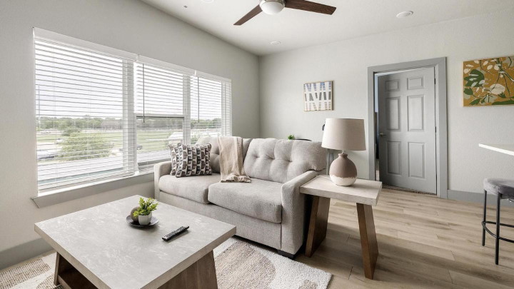 Landing Chic 2bd In Grand Prairie - Arlington, TX