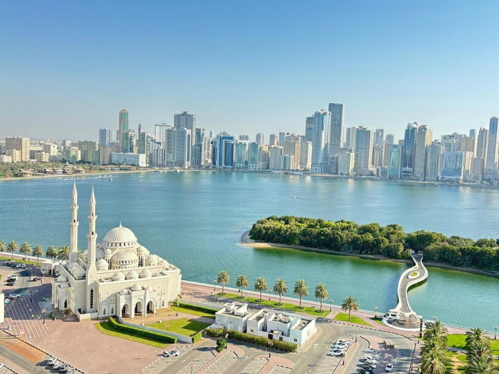 Elegant 3br Apartment With Stunning Waterfront Views - Sharjah