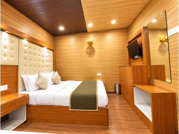 Hotel Flatties Lakeview Retreat Nainital Luxury Mall Road Hotel With Stylish Rooms & Serene Mountain Ambience - Nainital