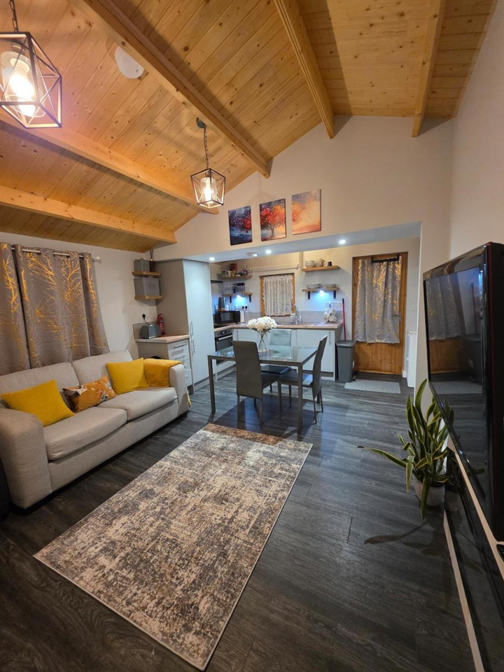 Secluded Log Cabin Escape - High Wycombe