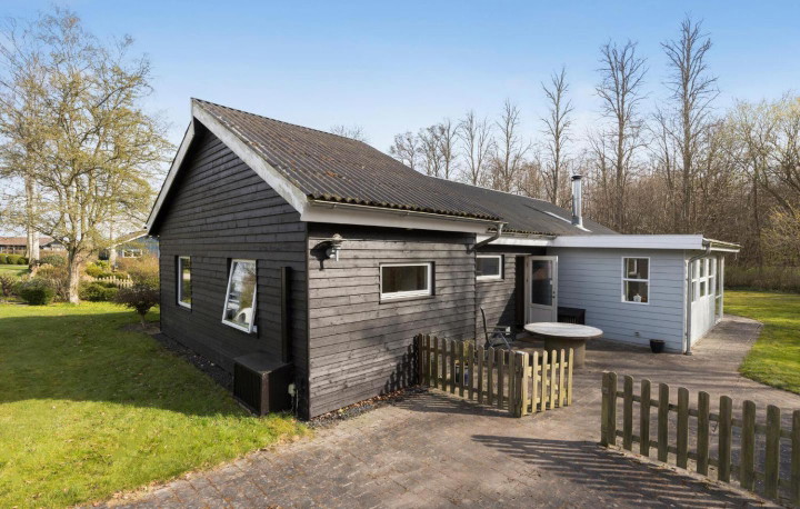 3 Bedroom Beautiful Home In Allingåbro - Denmark